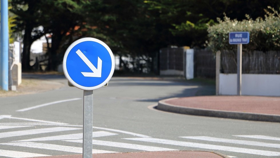 Les différents panneaux d'obligation de direction - Ornikar