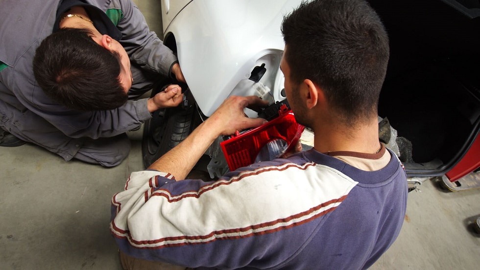 Feux de stop : fonctionnement et obligations - Ornikar